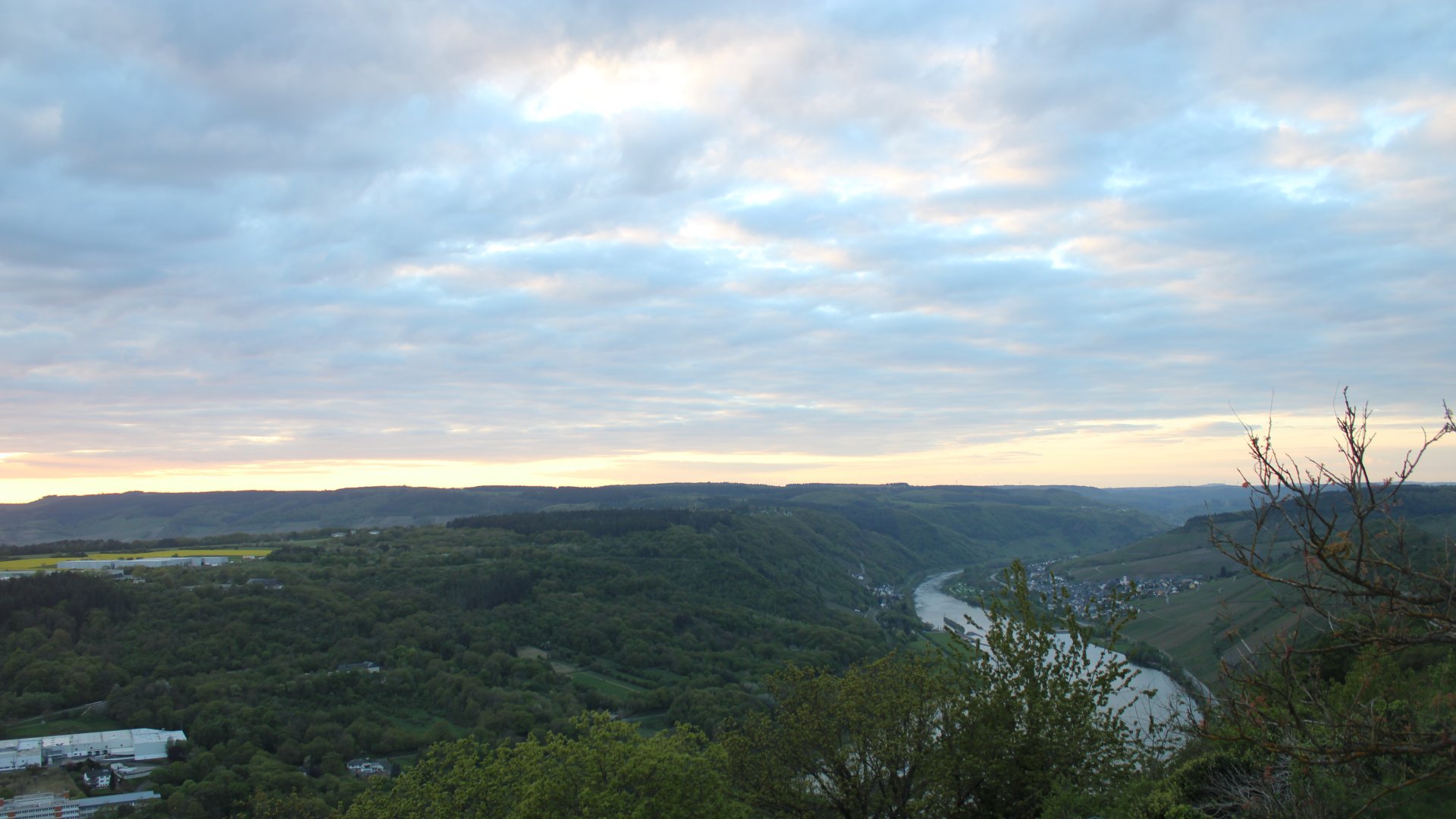 Blick von Starkenburg über die Mosel Richtung Enkirch mit Schleuse Enkirch