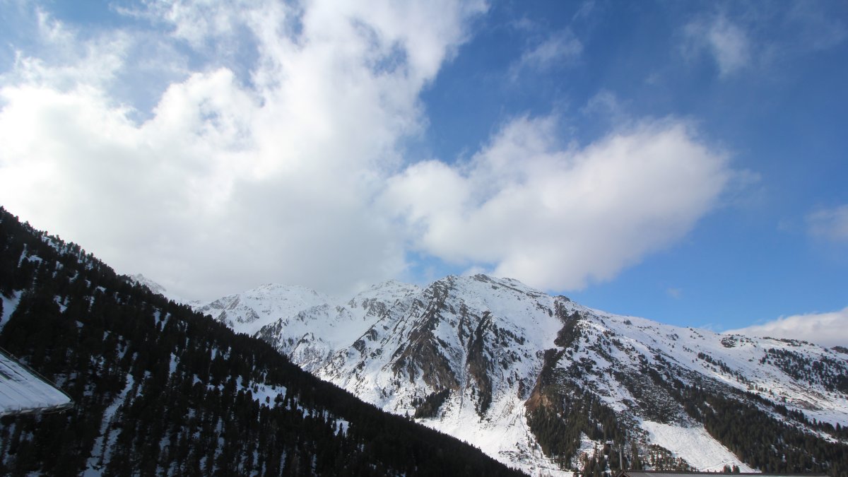 Weidener Hütte, Tuxer Alpen. Blick nach Westen mit Hippoldspitze ...